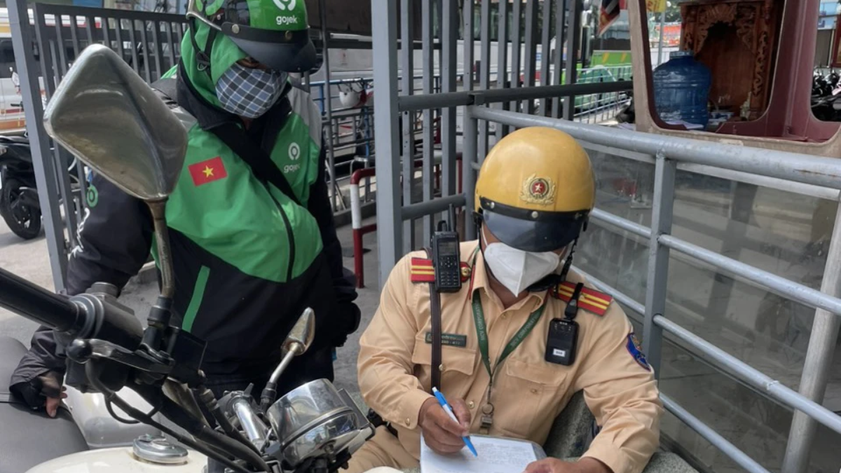 Đeo tai nghe để Google Maps chỉ đường khi lái xe máy có bị phạt?