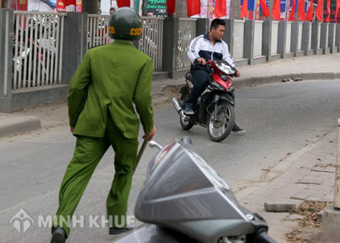 Quay đầu xe để chạy chốt 141 và tông vào cảnh sát thì phạm tội gì?