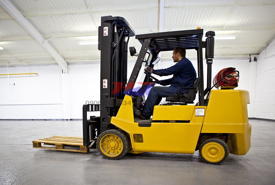 Xe khung nâng hàng (Straddle forklift) là gì